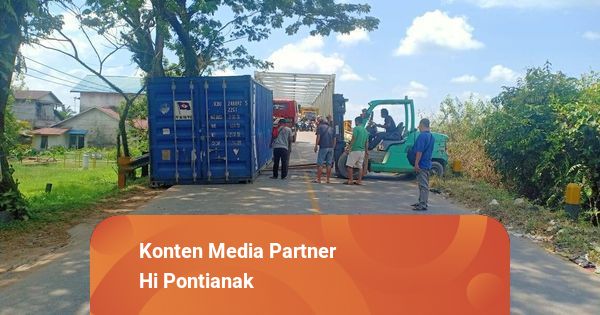 Boks Kontainer Terlepas dan Merosot dari Truk, Jalan Trans Kalimantan Macet | kumparan.com
